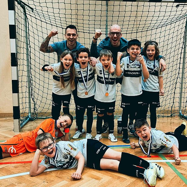 SCHWARZufWIEß: Erfolgreiche SCRA-Teams bei Hallenturnieren