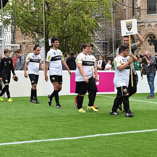 SCRA Freundeskreis übergibt 5.000 € an das Special Needs Team